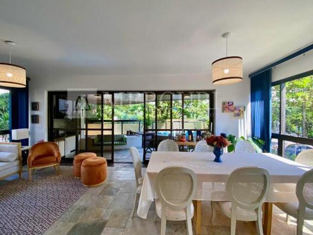 Apartamento no Guarujá, Praia da Pitangueiras, com Piscina e Churrasqueira, com 3 Quartos, Sendo 1 S