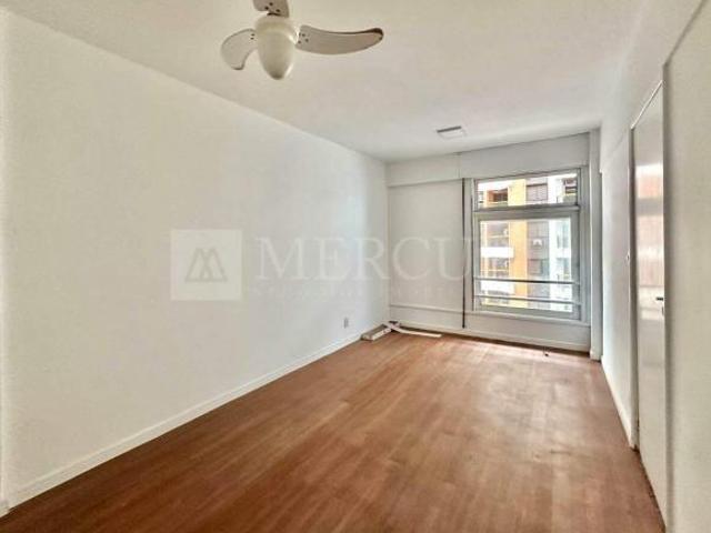 Apartamento no Guarujá, Praia das Pitangueiras, com boa localização, apartamento vazio, 1 dormitório