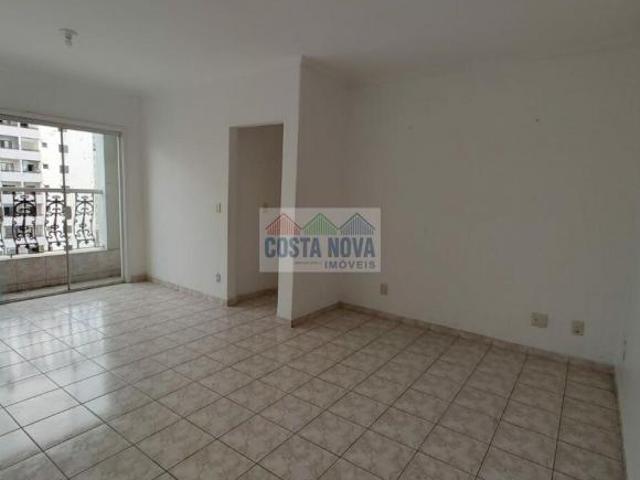 Apartamento no Itararé com 2 dormitórios e sacada próximo à praia