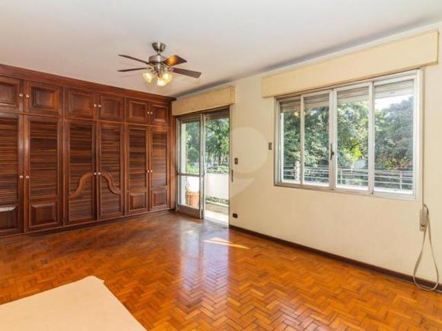 Apartamento no Jardim Europa, 3 dormitórios, 1 suíte, 3 banheiros e 2 vagas