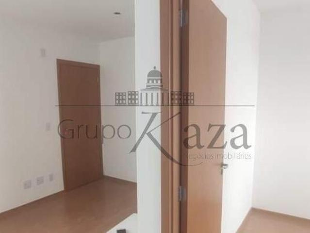 Apartamento no Jardim Torrão de Ouro Condomínio Campo das Flores