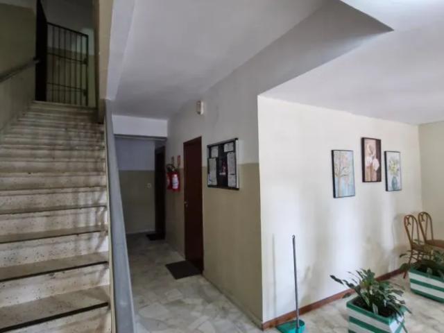 Apartamento no Menino Deus com 2 dormitórios e dependência de empregada com banheiro