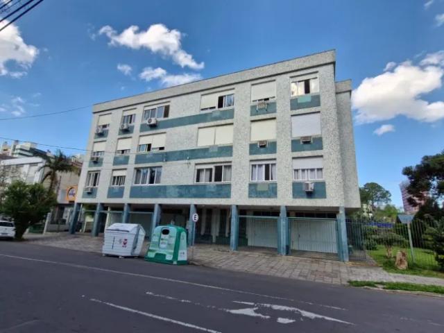 Apartamento no Menino Deus com 2 dormitórios e dependência de empregada com banh