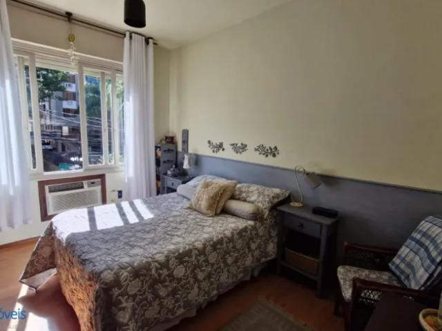 Apartamento no Menino Deus com 2 dormitórios e dependência de empregada com banheiro