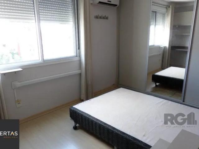Apartamento no Menino Deus de 2 dormitórios e vaga DESOCUPADO