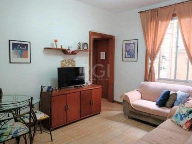Apartamento no Menino Deus de 2 dormitórios e dependência térreo com pátio