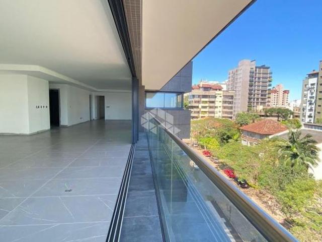 Apartamento no Moinhos de Vento com 04 suítes e muita iluminação!