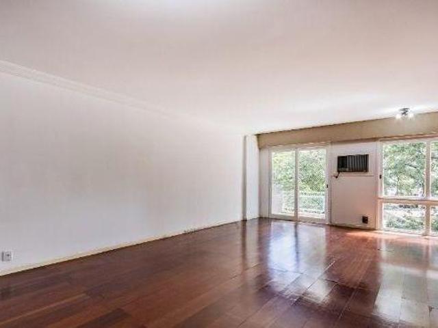 Apartamento no Moinhos de Vento de 3 dormitórios vaga e infra DESOCUPADO