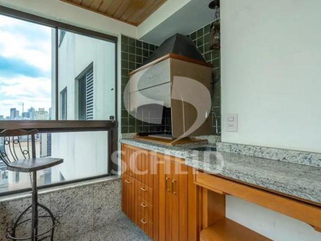 APARTAMENTO NO MORUMBI. VARANDA COM CHURRASQUEIRA E 3 QUARTOS