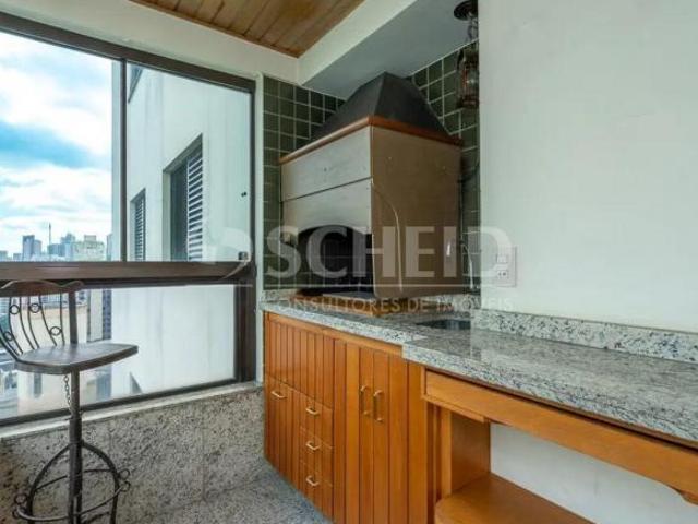 APARTAMENTO NO MORUMBI. VARANDA COM CHURRASQUEIRA E 3 QUARTOS