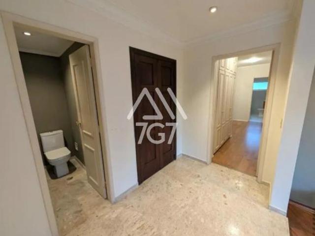 APARTAMENTO NO MORUMBI: 225 m² de área, 4 dormitórios sendo 2 suítes, 3 vagas de garagem