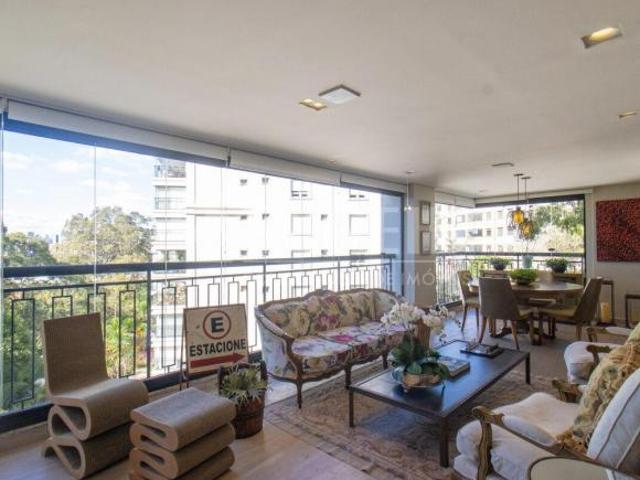 Apartamento no Panamby com três suítes e 5 vagas na garagem