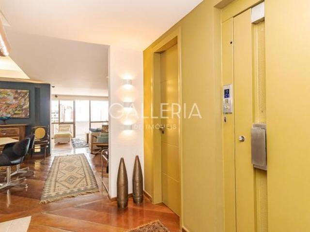 Apartamento no Palais Royal com 2 suítes e 2 vagas atrás do Clube Curitibano no Água Verde