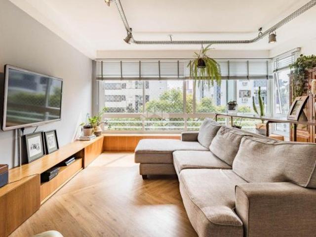 Apartamento no Petrópolis com 2 quartos, sendo duas suítes, 2 vagas, churrasqueira, reformado e edif