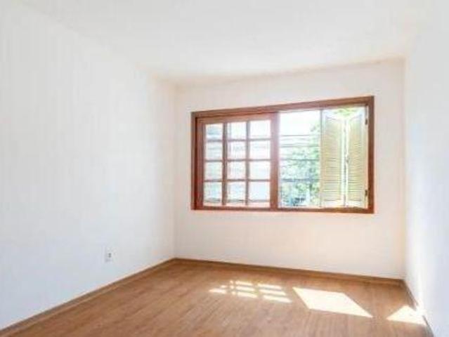 Apartamento no Petrópolis de 3 dormitórios e 2 vagas DESOCUPADO