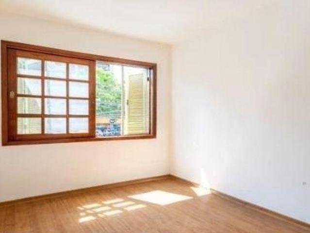 Apartamento no Petrópolis de 3 dormitórios e 2 vagas DESOCUPADO