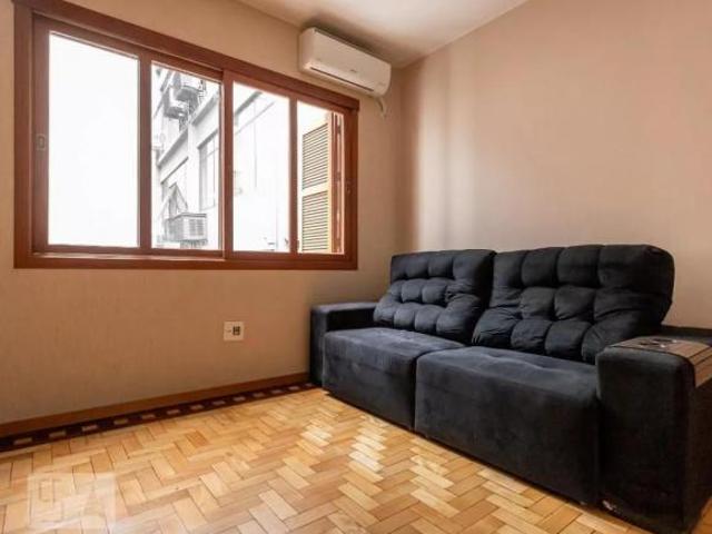 Apartamento no Petrópolis, todo reformado 2 dormitórios, 2 banheiros, despensa prédio com elevador