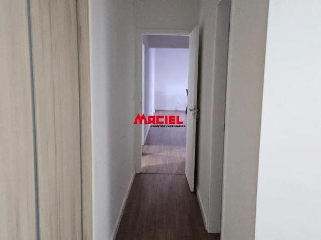 apartamento no quarto andar vista para área verde comum e espelhos dágua sol da manhã