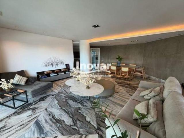 Apartamento no Serra, 488m² Porteira fechada com 4 suítes, 1 por andar, 5 banheiros, área de lazer c