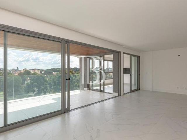 Apartamento novo no Ecoville, com 3 suítes e 4 vagas de garagem
