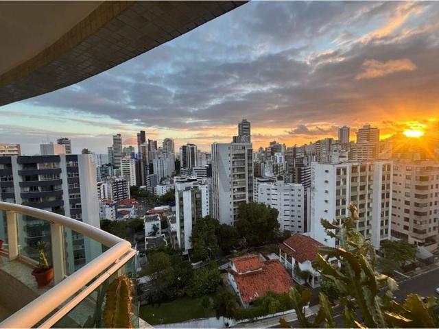Apartamento p locação 2/4, 1 suíte, 3 banheiros, 2 vagas soltas de garagem, | Jardim Apipema | Vista Mar | Último Andar