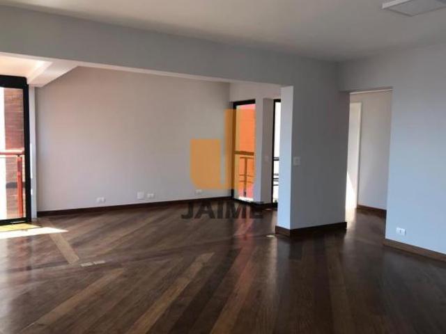Apartamento padrão com 4 domitórios sendo 2 suites e 3 vagas