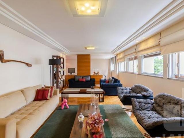 Apartamento padrão com 4 dormitórios sendo 1 suite e 3 vagas