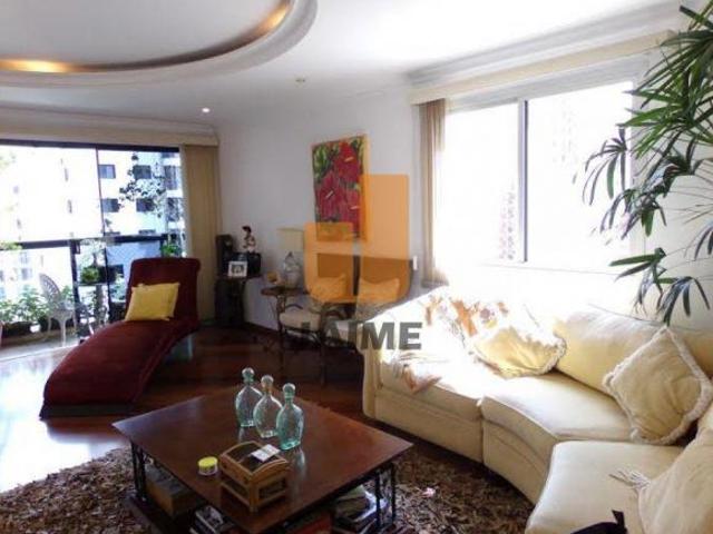 Apartamento padrão com 4 suites e 3 vagas