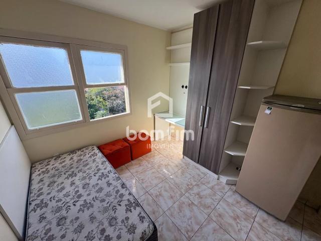 Apartamento para Aluguel com 1 quartos, 28 m² por R$ 900