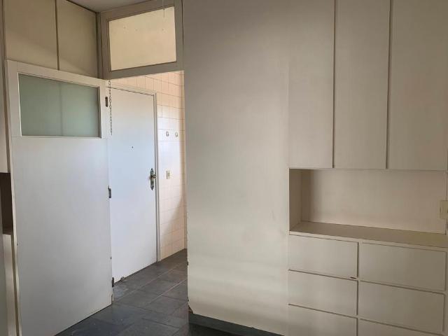 Apartamento para Aluguel com 3 quartos, 134 m² por R$ 1.800