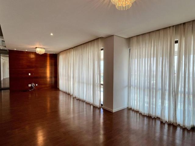 Apartamento para Aluguel com 3 quartos, 165 m² por R$ 8.900