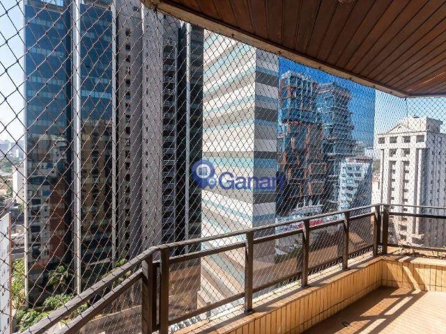 Apartamento para Aluguel com 3 quartos, 240 m² por R$ 15.700