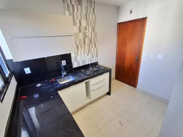 Apartamento para Aluguel com 3 quartos por R$ 2.100