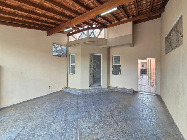 Apartamento para Aluguel com 3 quartos por R$ 2.200