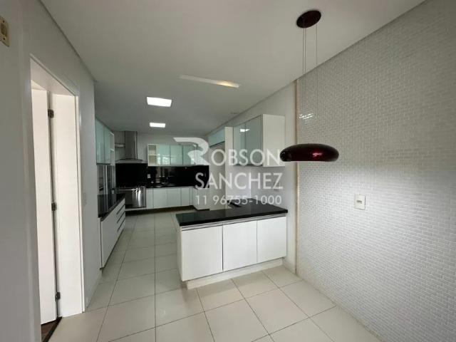 Apartamento para aluguel no Jardim Marajoara com 3 suítes, 3 vagas, 197m², varanda com churrasqueira