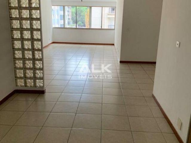 Apartamento para alugar com 156m², 3 dormitórios e 1 vaga