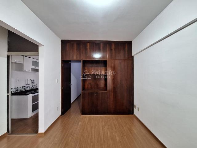 Apartamento para alugar com 1 dormitório com Garagem no Centro