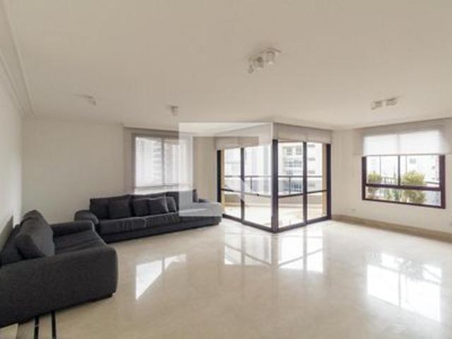 Apartamento para alugar com 241m², 3 quartos e 3 vagas