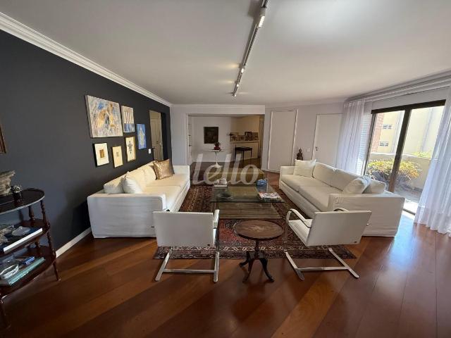 Apartamento para alugar com 2 quartos, 224m²
