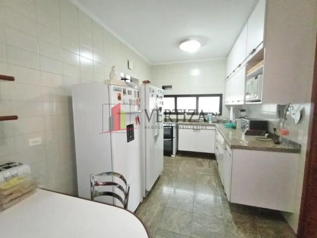 Apartamento para locação com 152m² em Moema