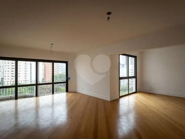 Apartamento para Locação em São Paulo/SP Moema 3 Quartos