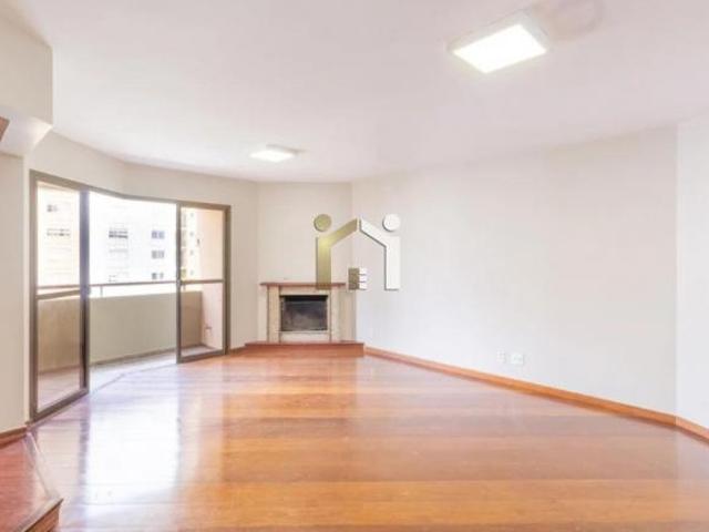 Apartamento para locaçãop em Moema com 137m², 3 suítes, e 2 vagas de garagem