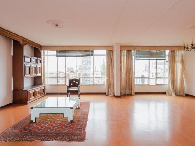 Apartamento para Reforma, 4 quartos sendo 1 suíte, living amplo, 1 vaga e 1 deposito