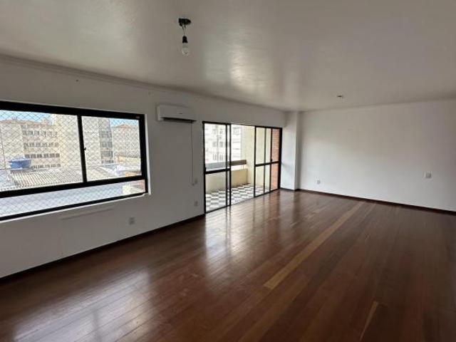 Apartamento para Venda em Pelotas, Centro, 3 dormitórios, 1 suíte, 3 banheiros, 1 vaga