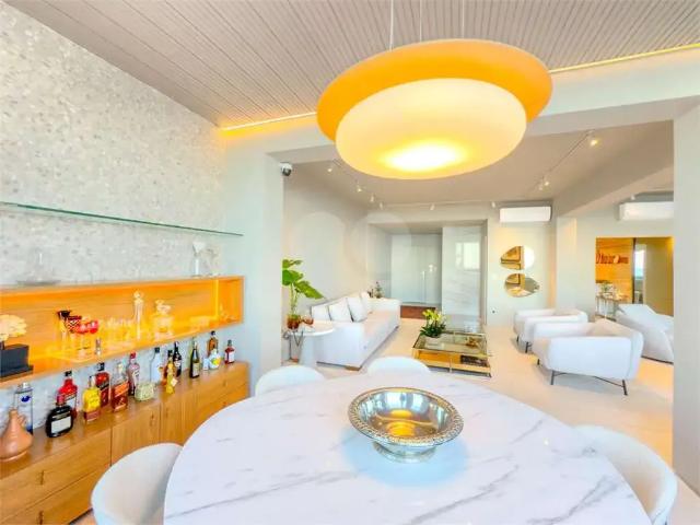 Apartamento para Venda em Rio de Janeiro/RJ Copacabana 4 Quartos
