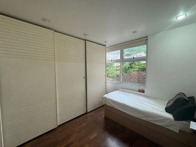 Apartamento para venda possui 210 metros quadrados com 3 quartos em Copacabana Rio de Janeiro RJ