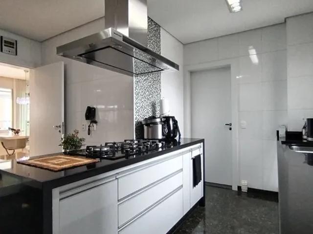Apartamento para venda possui 218 metros, com 3 suítes, 4 vagas mais deposito e excelente lazer