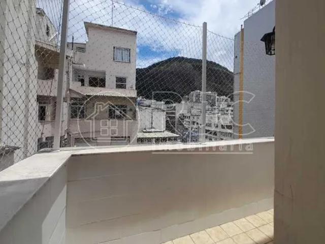Apartamento para venda possui 220 metros quadrados com 4 quartos em Copacabana Rio de Janeiro RJ