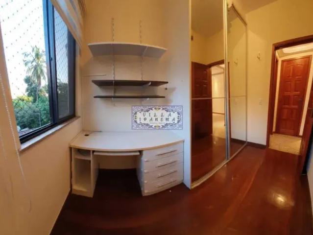 Apartamento para venda tem 86 metros quadrados com 2 quartos e dependência de empregada