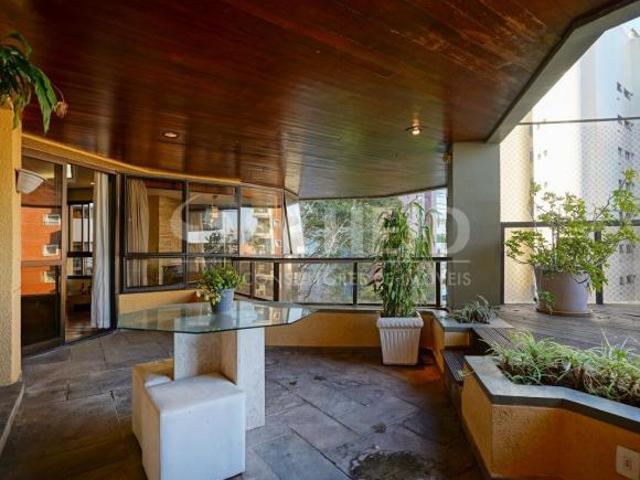 Apartamento Penthouse com varanda espaçosa, jacuzzi e churrasqueira